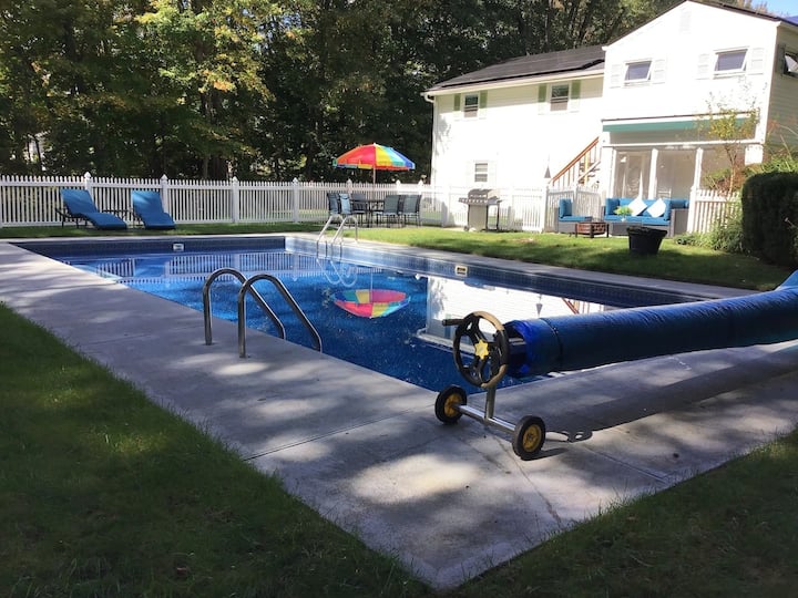 597) Sleeps 12 - Pool - Grill - Waterbury, CT