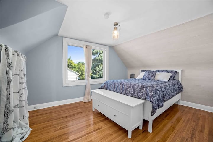 Charming Apartment, Great Lighting - Oshawa