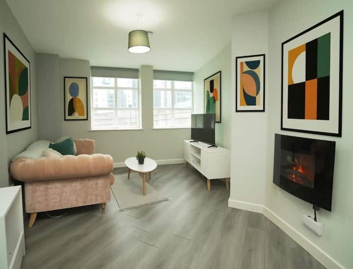 3 Bed, 2 Bathroom With Parking! - Tropical World