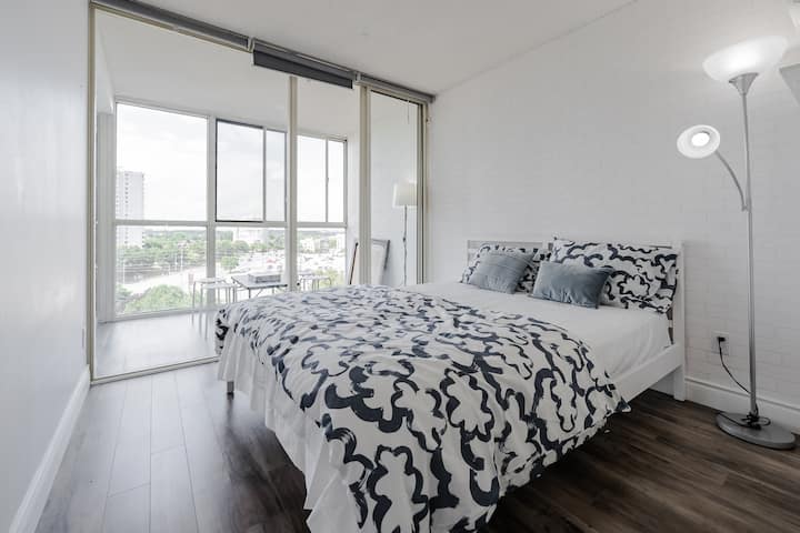 Chic Condo W Pool & Gym | Ideal For Monthly Stays - Mississauga