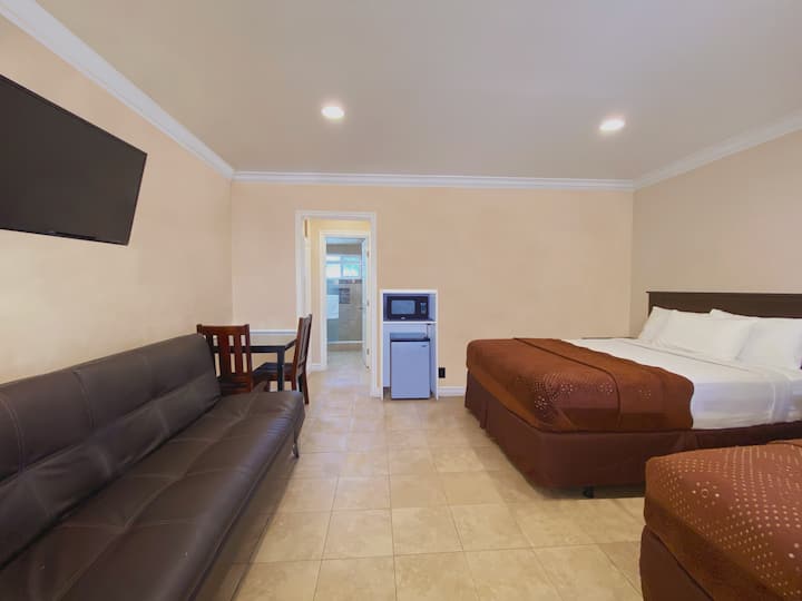Connecting Suite - 3 Queen Beds Plus Sofa Bed - Los Angeles, CA