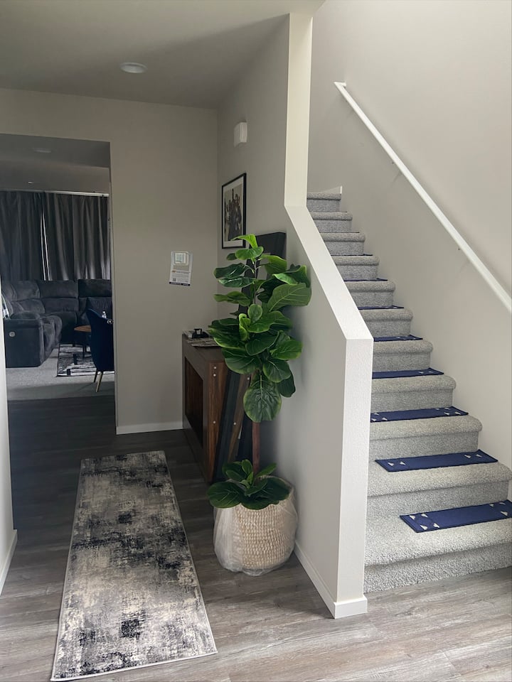 Comfortable Room In A New Home - La Conner, WA