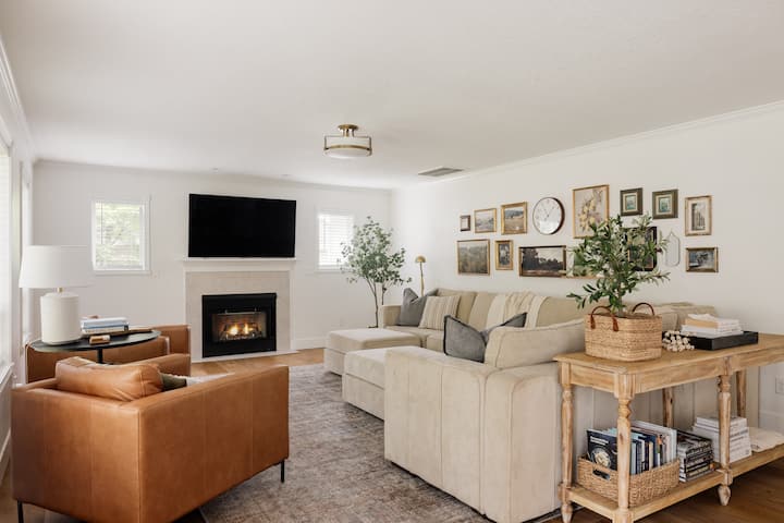 Cozy 4br Retreat • Chef’s Kitchen • Near Airport - Troutdale, OR