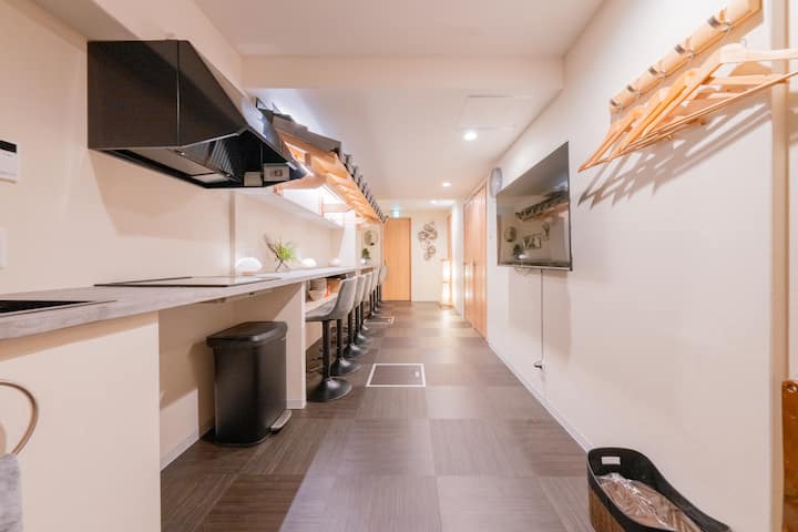 ⑤ホテル鶴 道頓堀、心斎橋に位置する宿 ベッド8台 シャワー2台 観光に最適! - 道頓堀