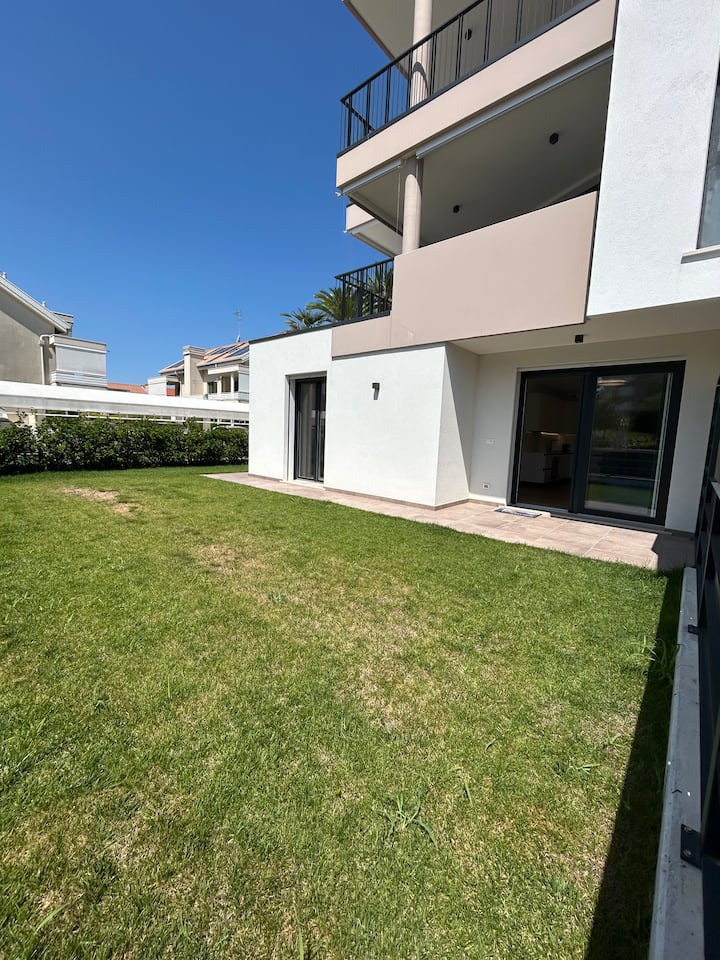App. Con Giardino E Piscina - Lido di Jesolo