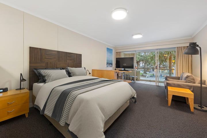 Manly Wharf Side Retreat - Corso Views - Manly