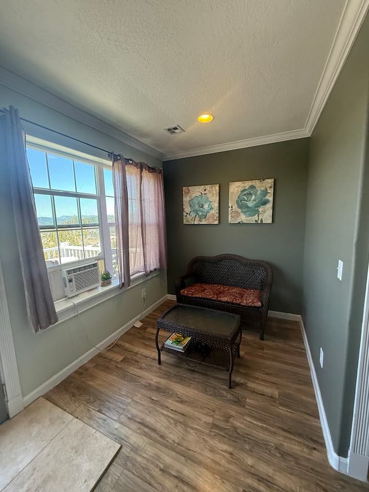 Jill Bedroom With A Deck & View - Roseburg, OR