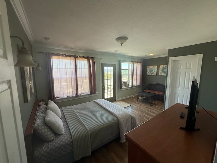 Jill Bedroom With A Deck & View - Roseburg, OR