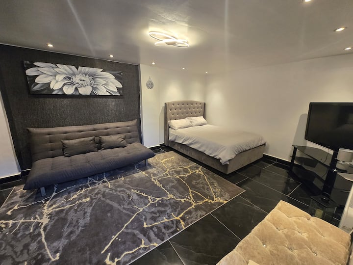 Modern Luxe Studio With Sofa Bed - Luton