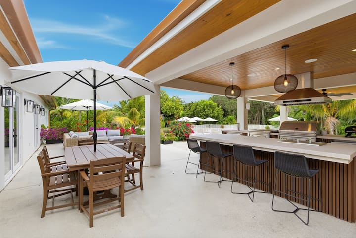 Private Oasis | Pool, Spa, & Outdoor Kitchen - Kendall, FL