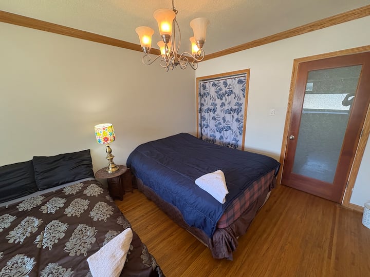 Surrey Central - Cozy Room By Plazas Cafes Transit - Surrey, BC