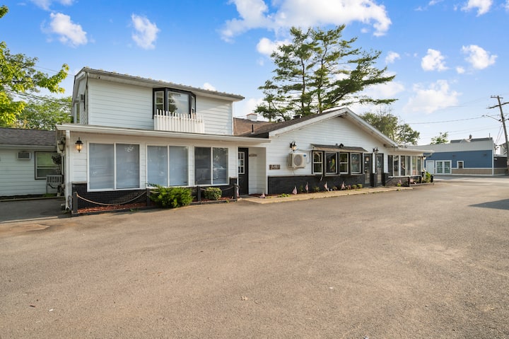 "Lighthouse Loft"-3br, Queen, Full, Full + Futon! - Sylvan Beach, NY