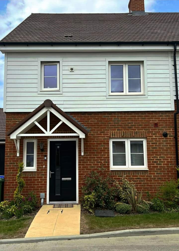 Entire Beautiful 3 Bedroom Home - 호셤