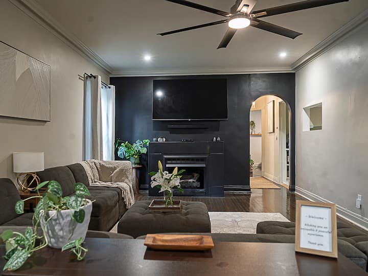 Full Kitchen & Dining, Patios & Dedicated Office - Chicago, IL