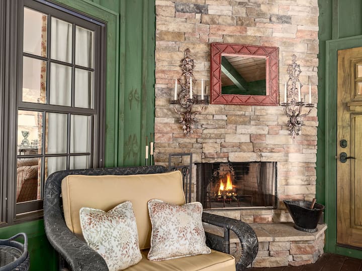 Romantic Treehouse View * Hot Tub * Cozy Fireplace - Maggie Valley, NC