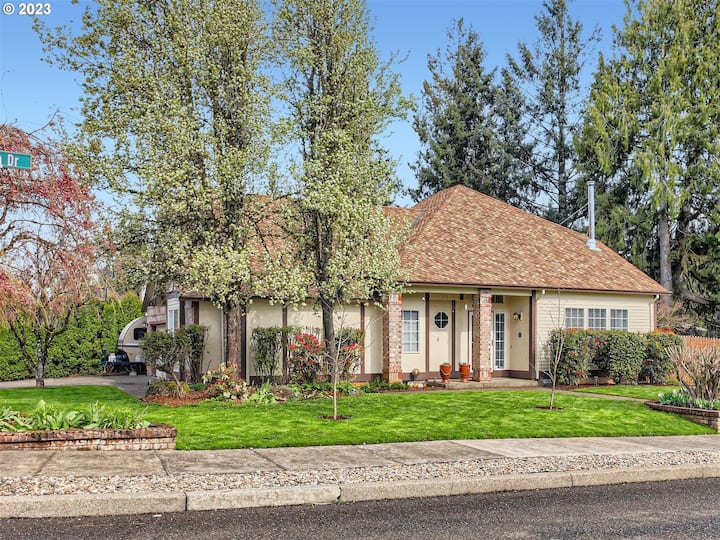 Cozy, Private 2 Bedrooms & 1 Bath In Quiet Suburb - Oregon