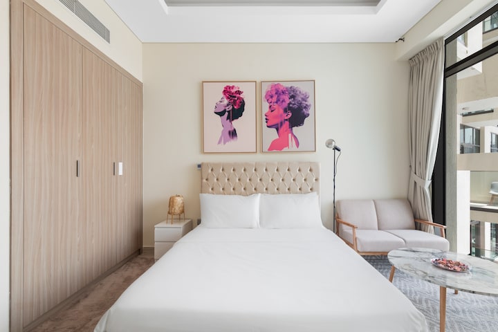 Central Cozy Studio Apartment W/ Parking - Dubai