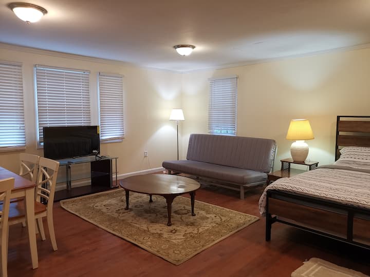 Walk To Fsu/shopping, Private Entrance, 1st Floor - Framingham, MA