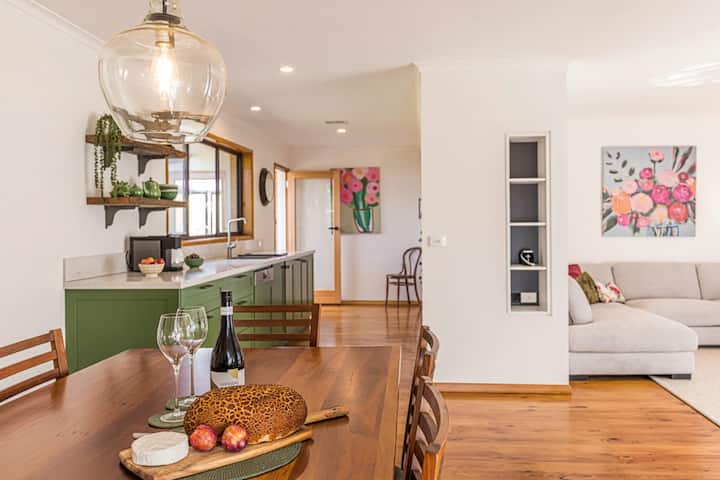 Nancy’s Of Trentham | Stylish 3br Walk To Town - Trentham