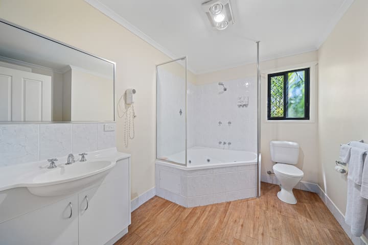 Luxury Queen Apartment (Stand-alone Apartment) - Emerald Airport