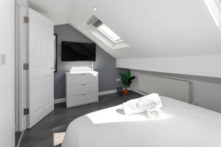 Luxury Large House With Pool Table - Sleeps 12 - Liverpool