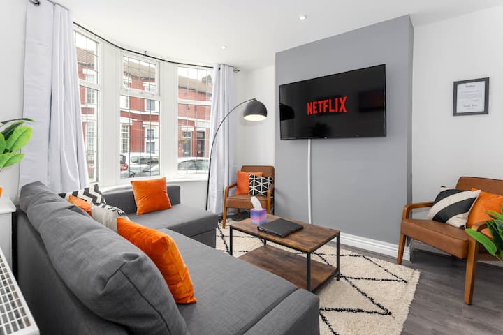 Luxury Large House With Pool Table - Sleeps 12 - Liverpool