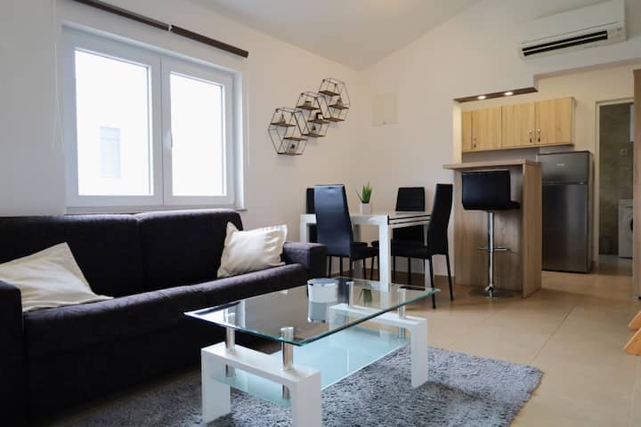 A Cosy Little 1 Br Apartment In Umag - Umag