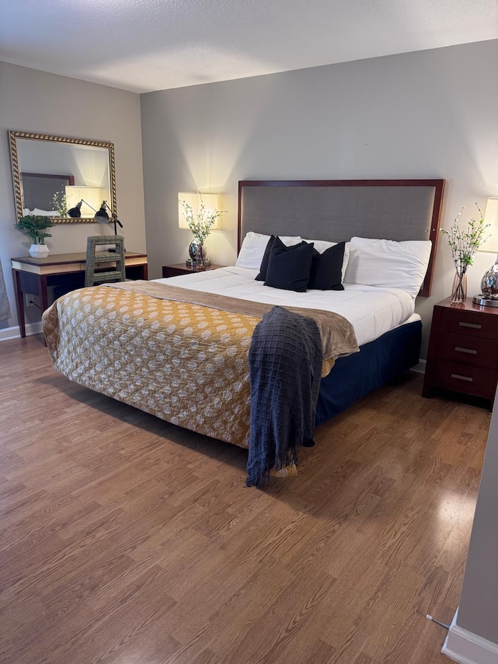 One-of-a-kind Vast 5br +Bonus Room - Germantown, TN