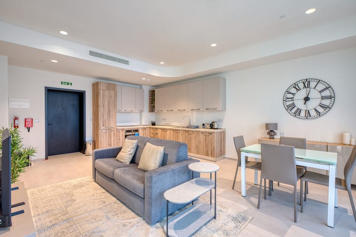 Stylish 1br Getaway In Iconic Mercury Towers - Malta