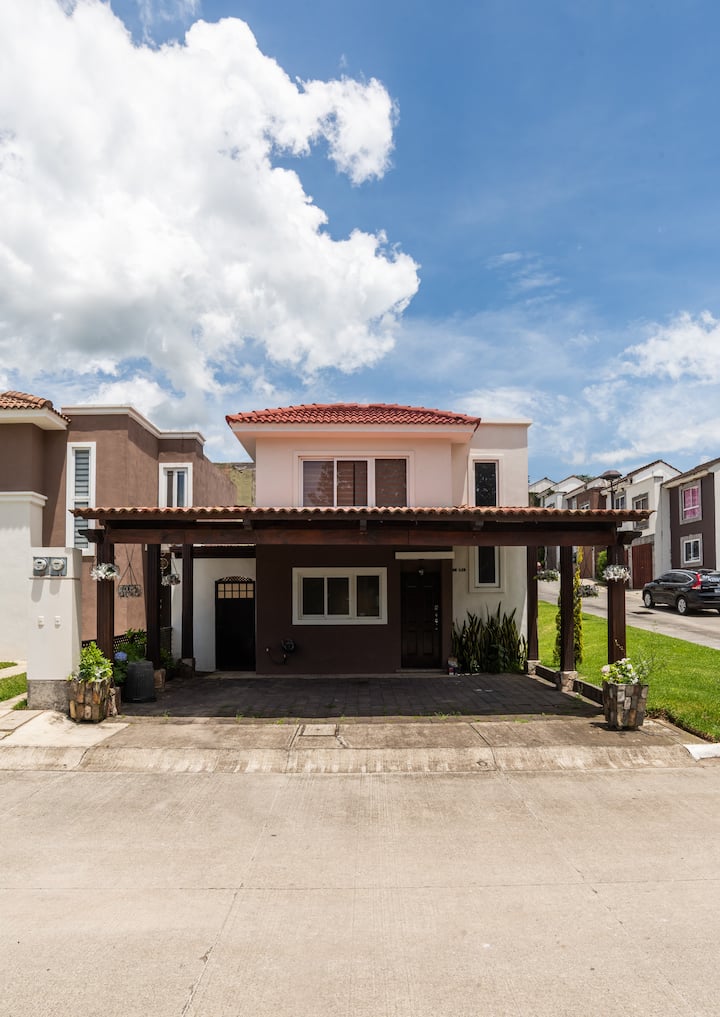 Family Home W/big Yard And Charm - Guatemala
