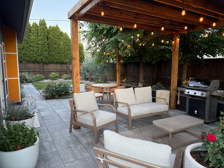 Modern Urban Garden Retreat Near Beach & Hospital - 킬로나