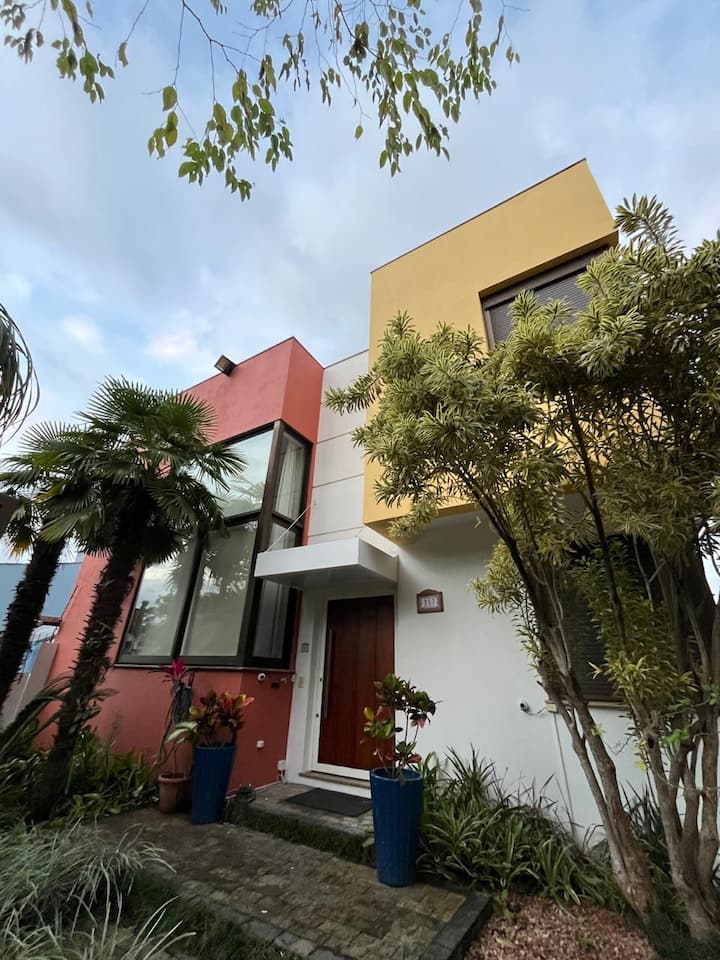 4 Quartos, Churrasqueira, Jacuzzi, Lava + Seca - Porto Alegre