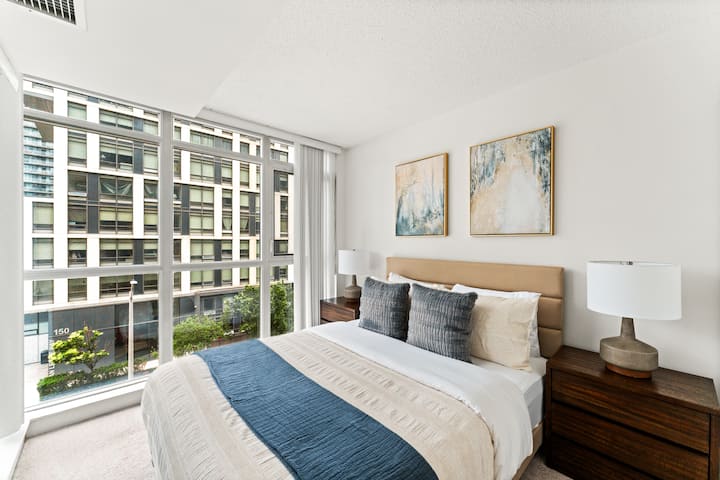 Bright 2br Retreat | Steps From Waterfront & Parks - Toronto