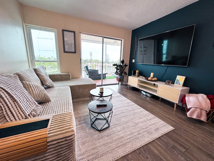 Coastal 1br | Dock & Pickleball - St. Petersburg, FL