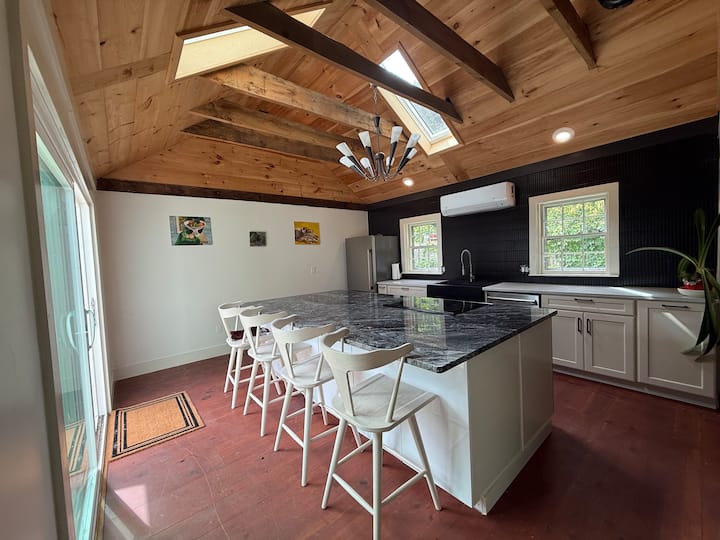 Charming Country Village Home. - West Thompson Lake, CT