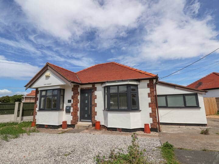Bungalow Near Beach + Hot Tub - Prestatyn