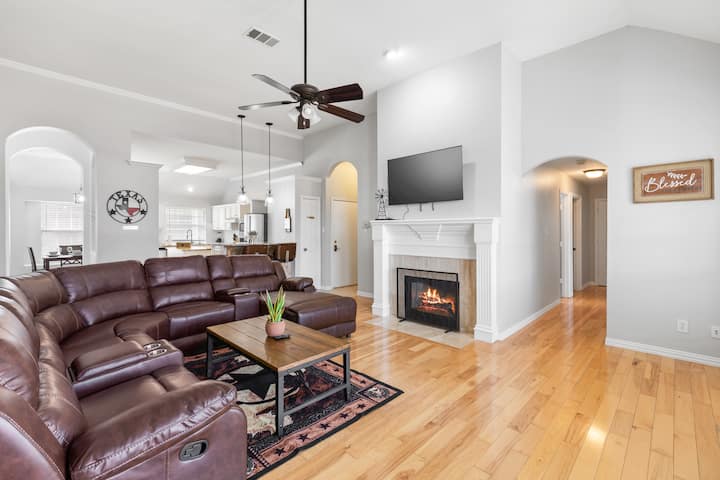 Spacious Family Game House | Arcade | Sleeps 10 - Allen, TX