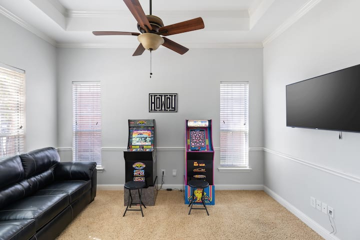 Spacious Family Game House | Arcade | Sleeps 10 - Allen, TX