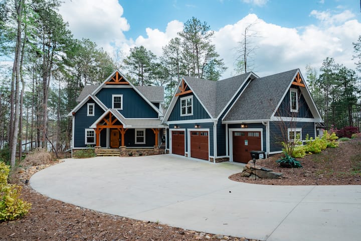 Luxury Lakefront Home, Sleeps 14 - Walhalla, SC