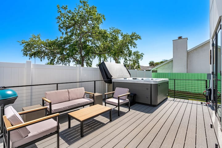 2 Lux Villas • 8 Per Unit • Hot Tub • Across Beach - Cocoa Beach, FL