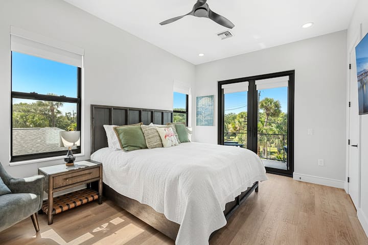 2 Lux Villas • 8 Per Unit • Hot Tub • Across Beach - Cape Canaveral, FL