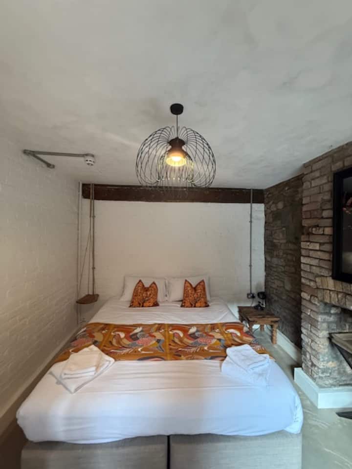 Stylish Industrial 1 Bed - Caldicot Castle