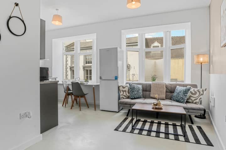 Urban Abode - City Contemporary - Billing Aquadrome