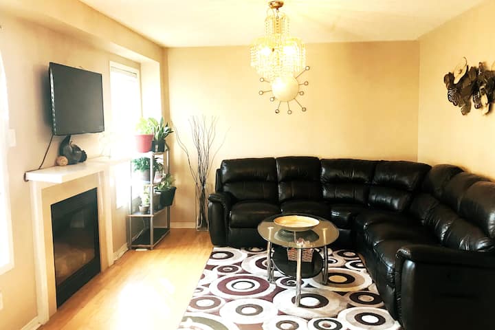 Cozy, Calm 3 Bedroom Home Near Toronto In Ajax - Ajax