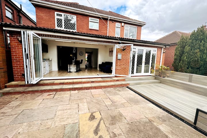 The Modern Bay - Stylish 5-bed Retreat With Garden - Leeds