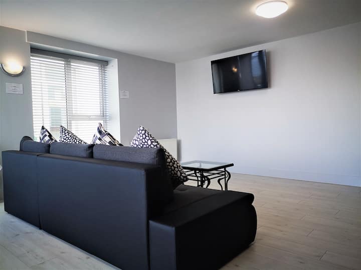 Large 1 Bedroom Suite For 5 - Cork