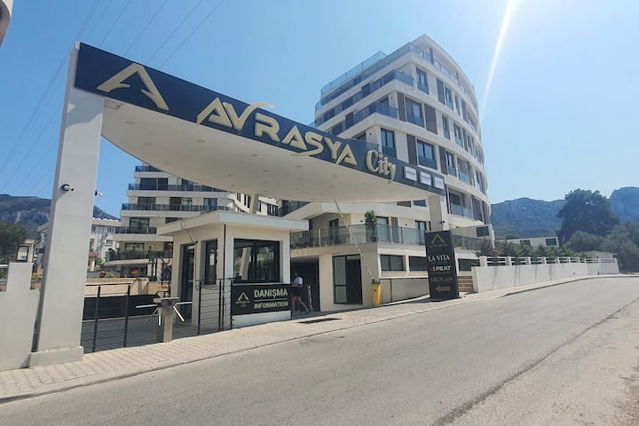 Geniş Teraslı Havuzlu Penthouse - Girne