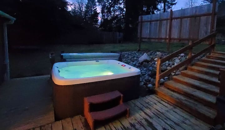 Beautiful 3 Bedroom Cabin, Hot Tub, Mt. Rainier - Ashford, WA