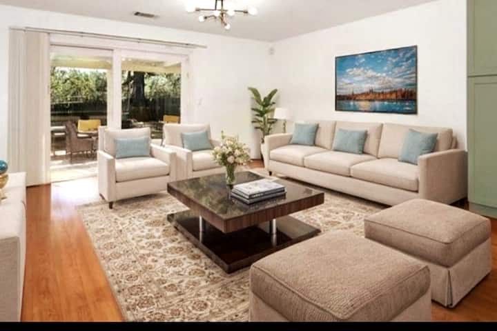The Thousand Oaks Hideaway - Thousand Oaks, CA