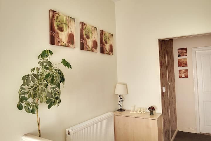 Spacious Apartment At Convenient Location - Altrincham